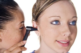 Betisoarele folosite pentru curatarea urechilor traumatizeaza timpanul