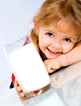 Este bun laptele crud pentru copii?