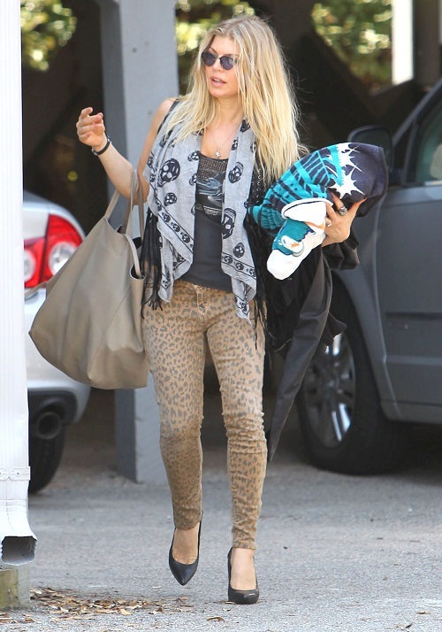 Pantalonii leopard - vezi cum i-a purtat Fergie într-o zi obişnuită