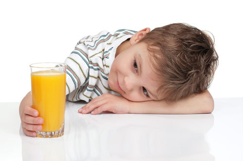 Copiii care consumă zilnic răcoritoare sunt mai predispuşi spre un ...