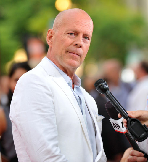 Împuşcăturile l-au surzit pe Bruce Willis. Sau poate aude doar ce-i ...