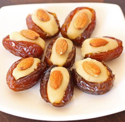 Curmale marocane umplute cu pastă de migdale