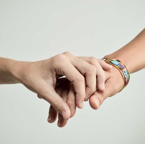 Galeria de fotografie „Mâini cu viaţă”, inspirată din poveştile ...