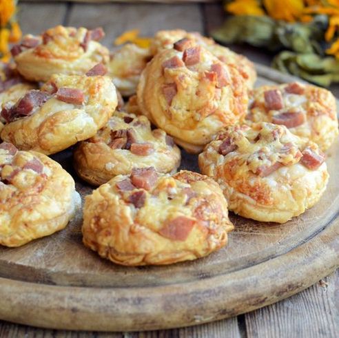 Mini-tartine fierbinţi cu caşcaval şi şuncă