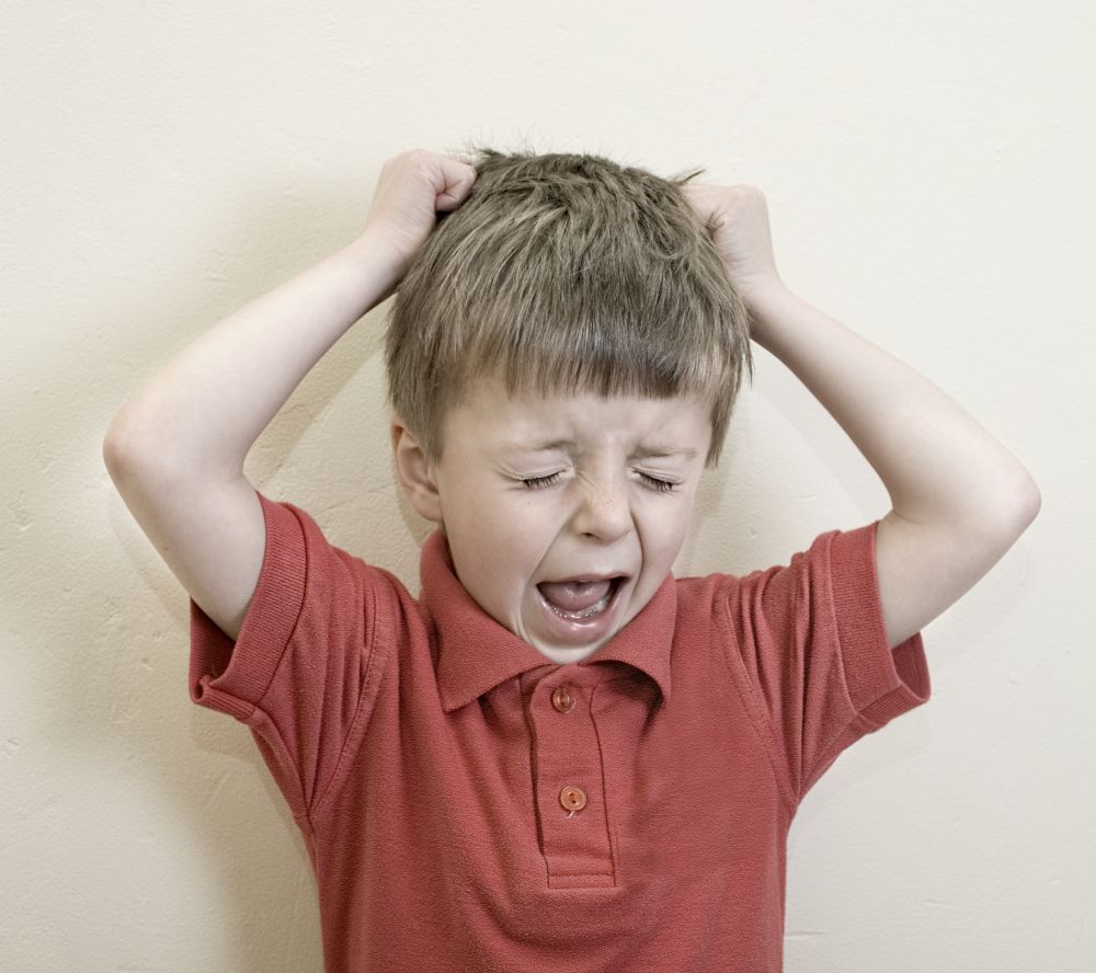 Copii cu autism nu-şi privesc mama în ochi, o "şterg" cu privirea