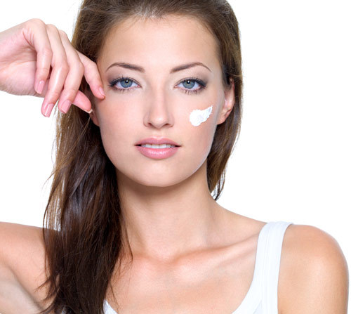 Cum îngrijim tenul uscat în sezonul rece?