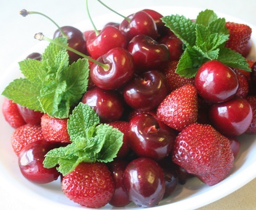 Cireşe şi căpşuni - consumaţi 500 de grame pe zi!