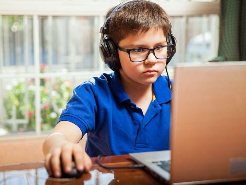 Problemele copiilor crescuţi în faţa calculatorului