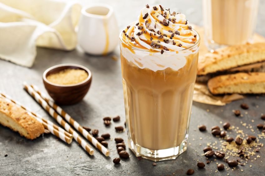 Frappe cu frişcă şi topping de caramel - cea mai simplă reţetă