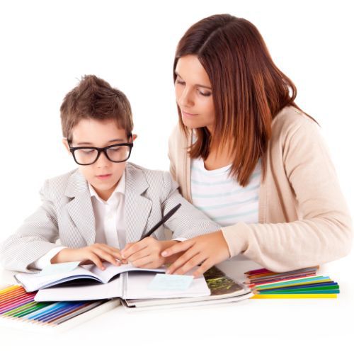 Modul corect în care un părinte îşi poate ajuta copilul la teme şi şcoală