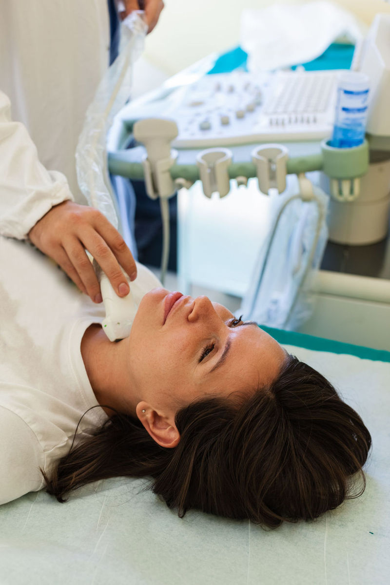 Cancerul tiroidian: simptome, tipuri, diagnosticare şi tratament