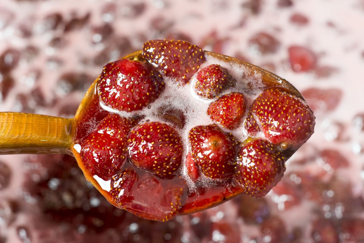 Cea mai simplă rețetă de gem de căpșuni. Este absolut delicios!