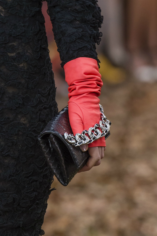 Haine second-hand. 5 motive pentru care să le cumperi