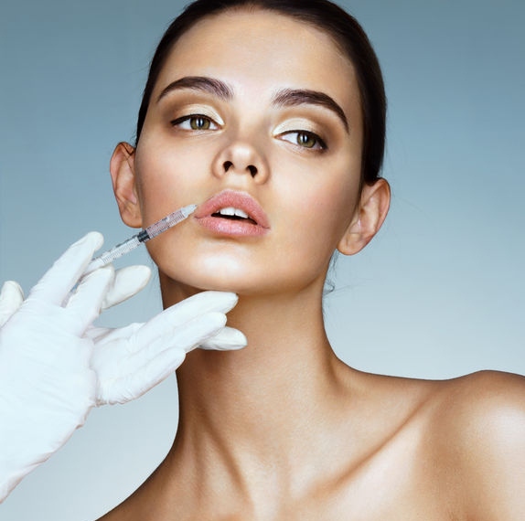 Buze volumizate - cum se corectează injectările nereuşite