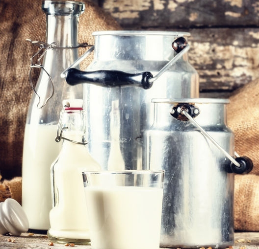 Lapte din comerţ – 2 experţi români te învaţă cum să-l alegi