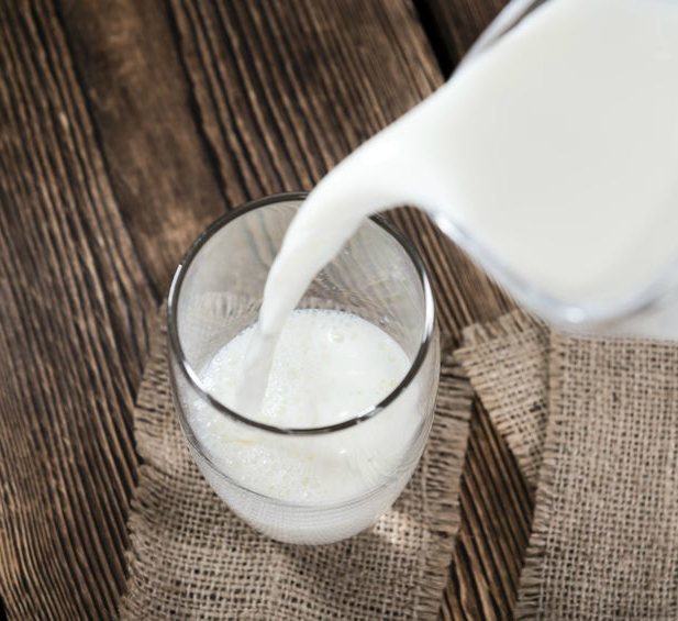 Laptele integral sau laptele degresat? Care este mai sănătos