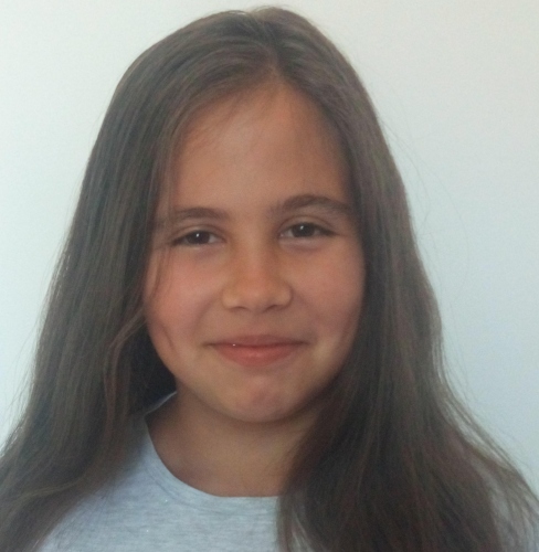 O fetiţă româncă învaţă copiii lumii să se spele pe dinţi