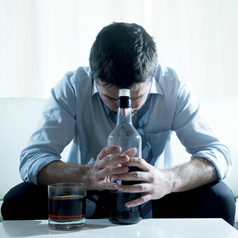 Alcoolismul: cauze, simptome, tratament