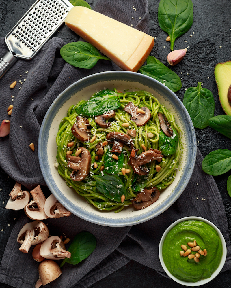 Spaghete cu spanac, ciuperci şi sos pesto