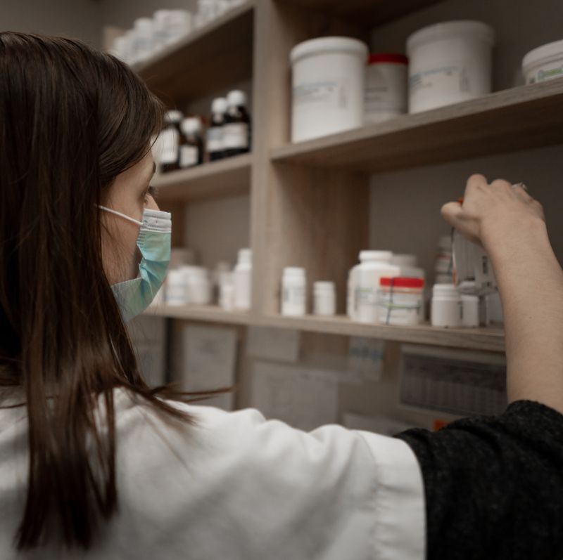 Viaţa de farmacist pe timp de pandemie. Elena: „Am văzut atâtea priviri ...