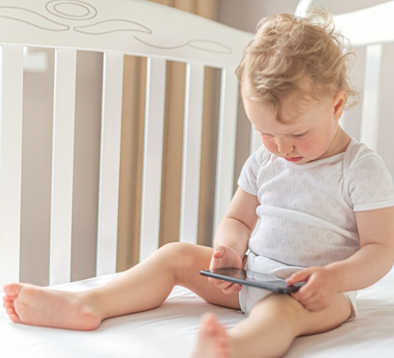 Folosirea excesivă a telefonului mobil dăunează ochilor copilului tău