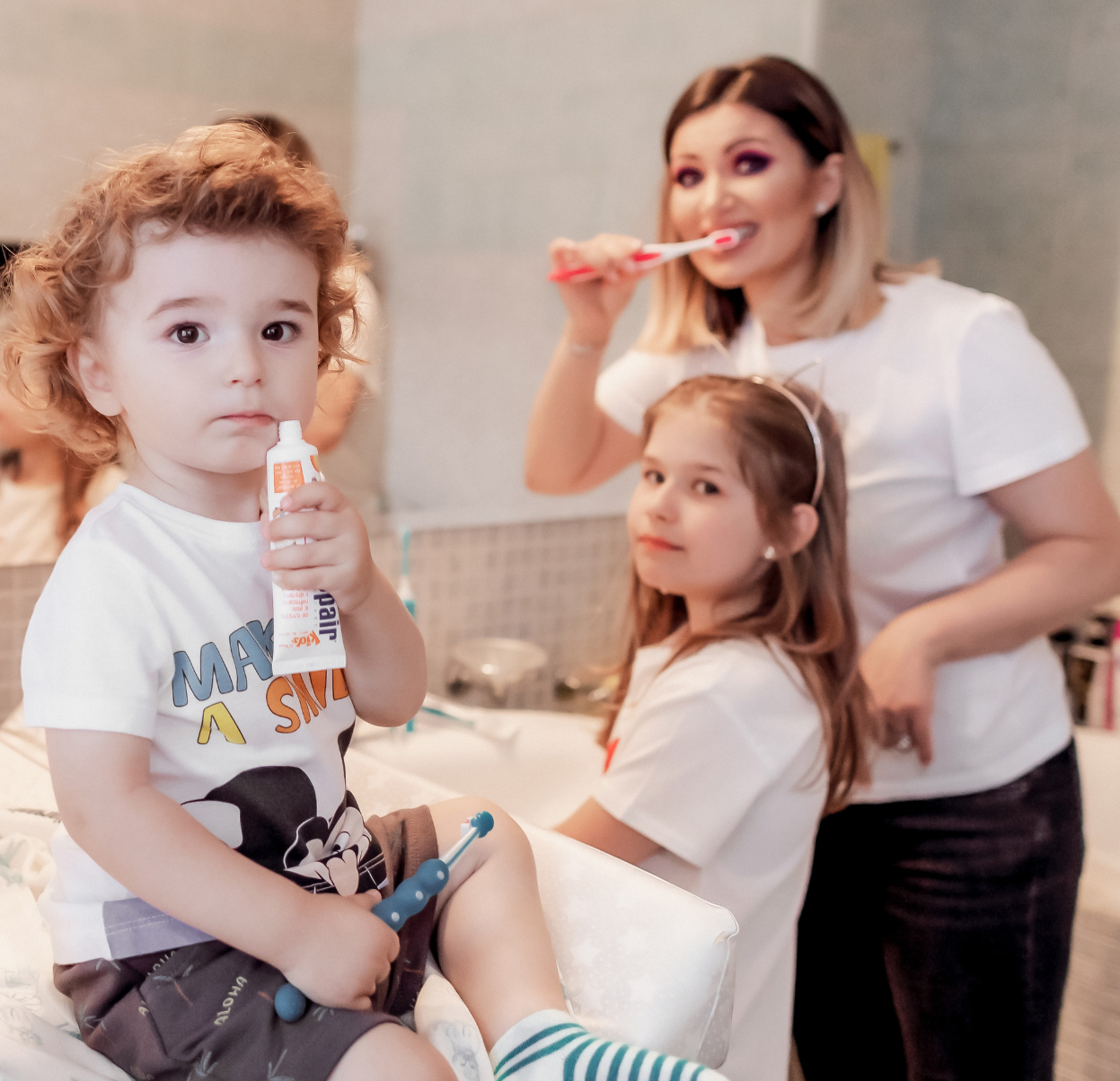 Spălatul pe dinţi la copiii mici: cum şi când începem?