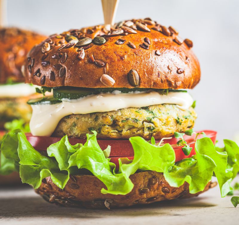Burger vegetarian cu broccoli, năut şi cuşcuş