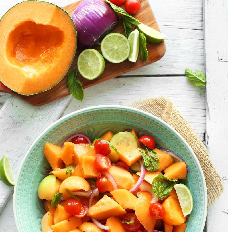 Salată de roşii cu pepene galben, ananas, castraveţi, ceapă şi mentă