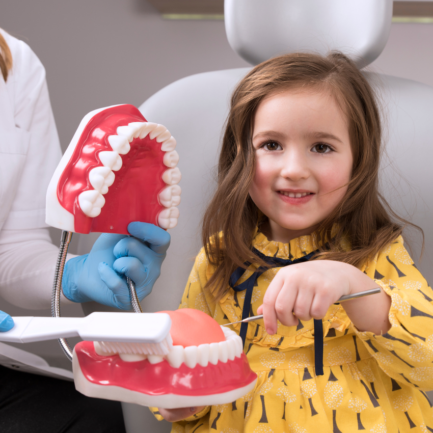 Carii la copiii mici - cum se tratează? Răspunde dr. Aneta Munteanu ...