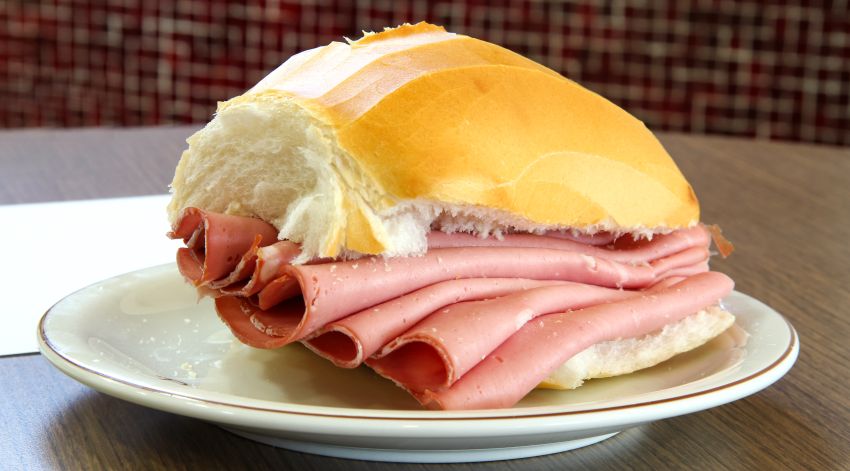 Mezeluri contaminate cu o bacterie foarte periculoasă. La ce simptome ...