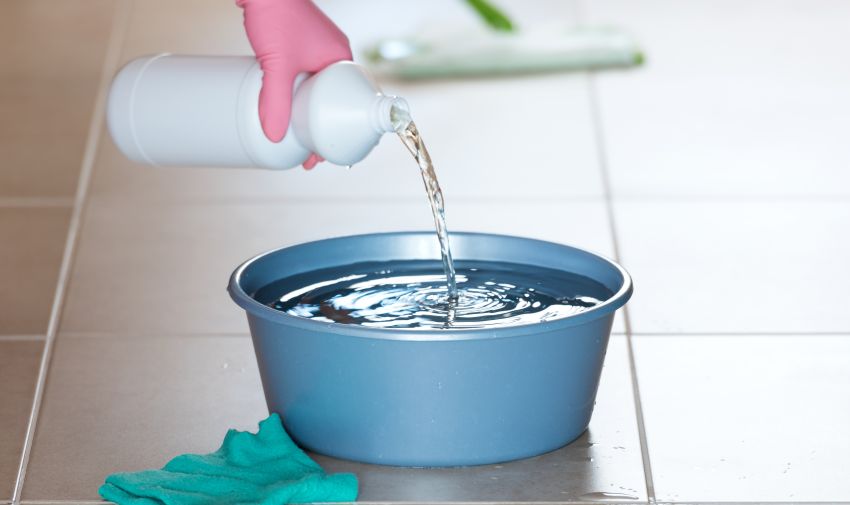 Clorul poate fi toxic pentru plămâni. De ce trebuie să porți mănuși ...