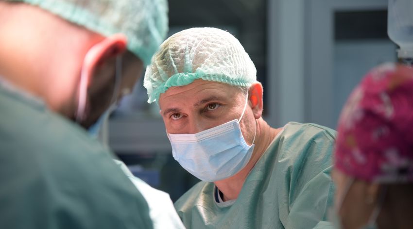 Tumoră de 7 cm pe rinichi unic congenital, operată cu succes la SANADOR