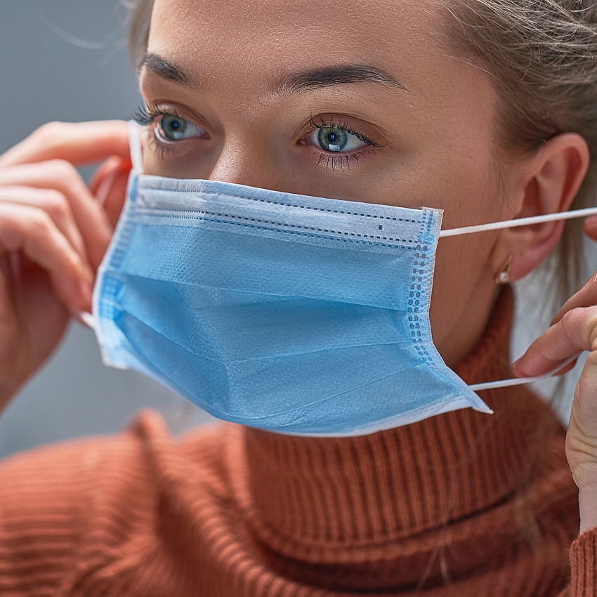 Distanțarea socială și masca medicală - cât timp va mai fi nevoie de ele?