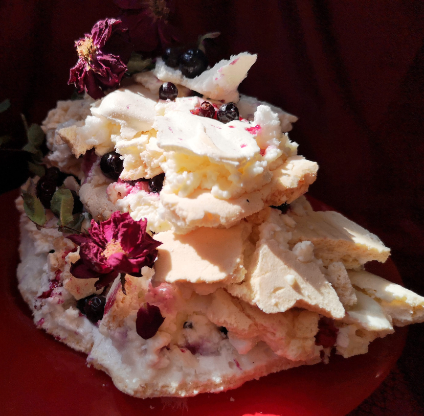 Tort de bezea cu fructe de pădure - rețetă delicioasă