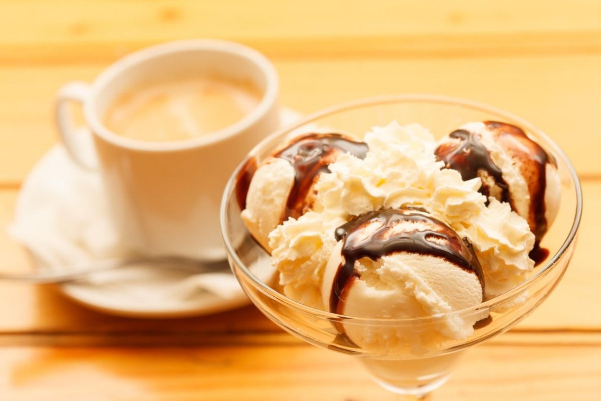 Înghețată de cafea cu frișcă și lapte condensat - cremoasă, fără zahăr