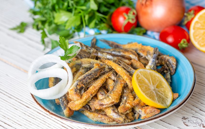 Hamsii prăjite în mălai, la cuptor - rețeta simplă, rapidă, dietetică