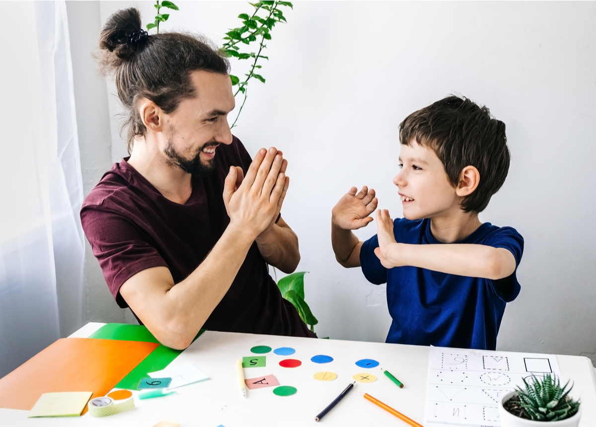 Ai prieteni cu un copil autist și vrei să-i ajuți? Iată cum!