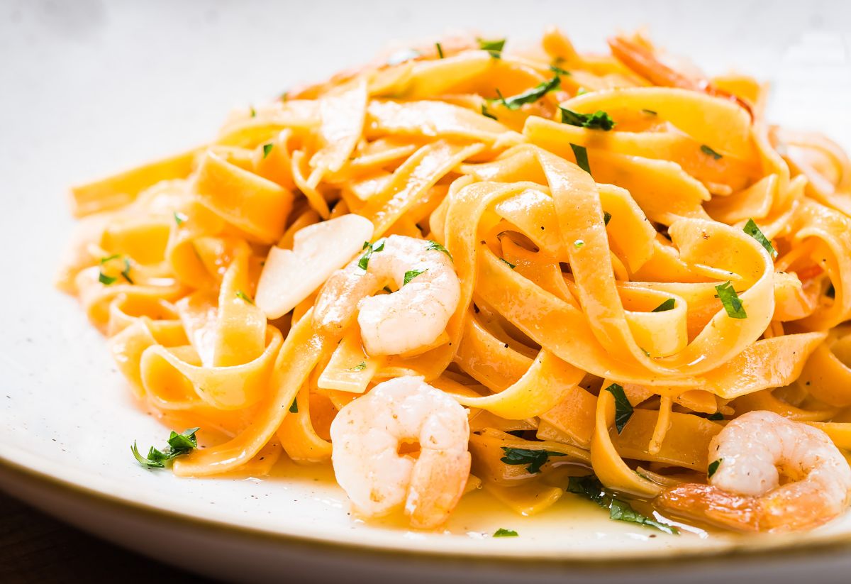 Tagliatelle cu creveți și sos de roșii - un preparat gustos și rapid ...