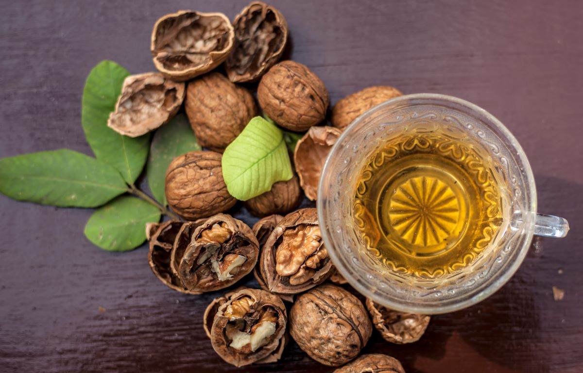 Nu arunca prețioasele coji de nucă! La ce e bun ceaiul din coajă de nucă