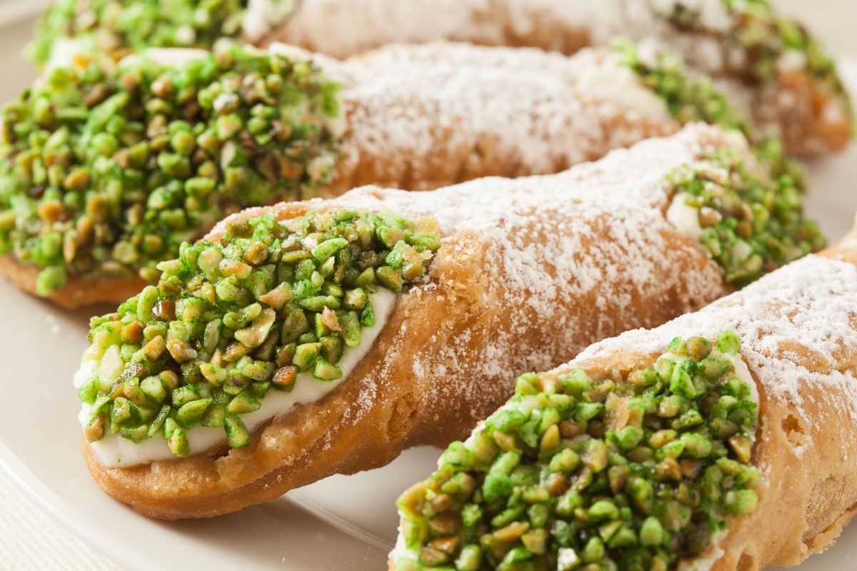 Cannoli cu fistic, faimosul desert italian. Rețeta simplă, cu foi ...