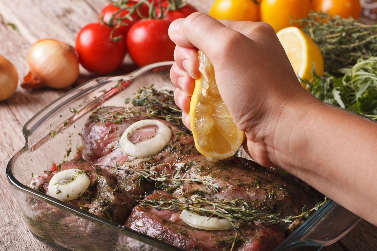 Cât timp se lasă carnea la marinat ca să nu se întărească atunci când o ...
