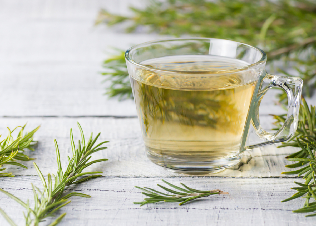 Ceaiul de rozmarin, metoda minune pentru creșterea părului. E noul ...