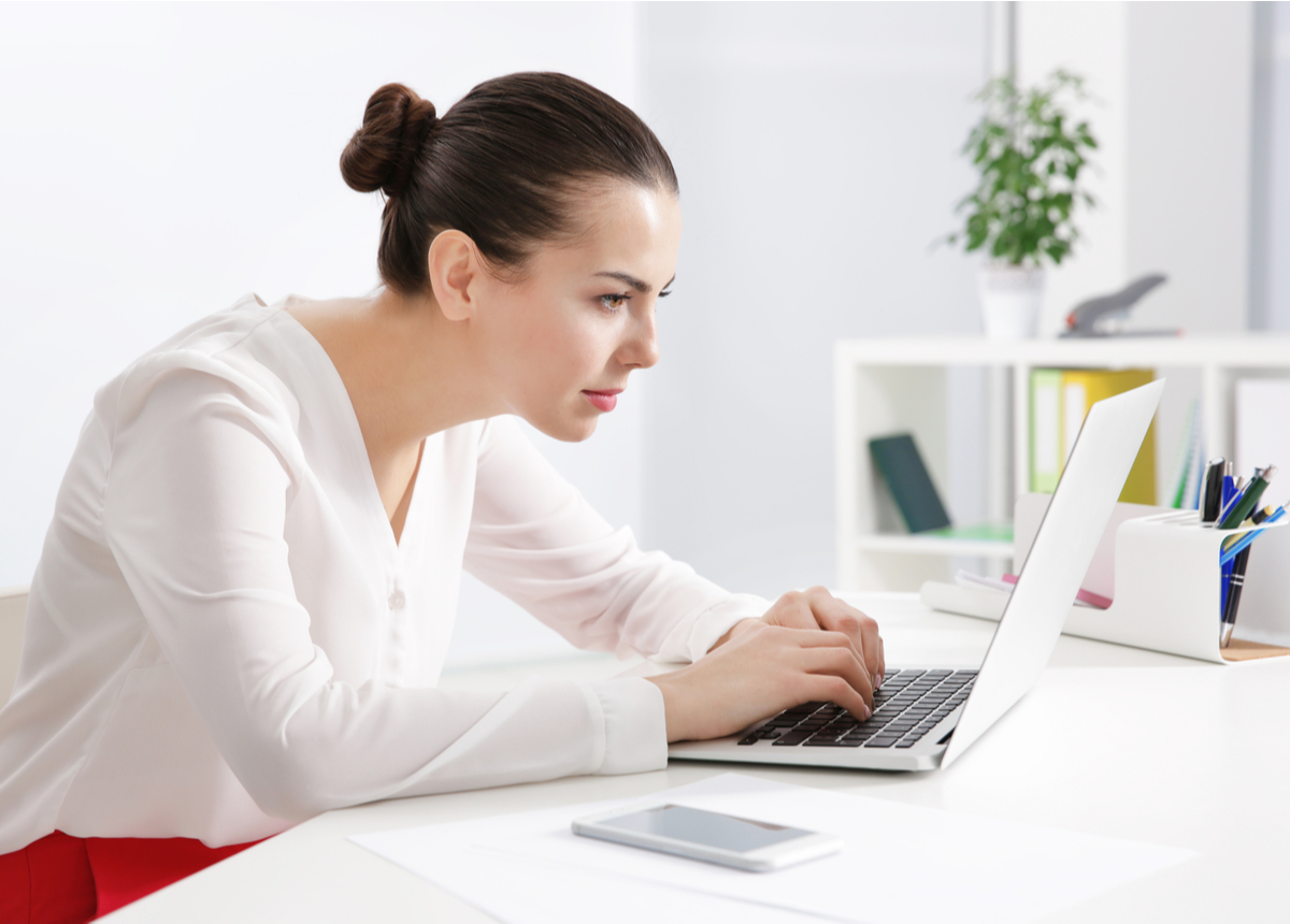 Stai cocoșat? Ce pericole pot apărea la nivel digestiv