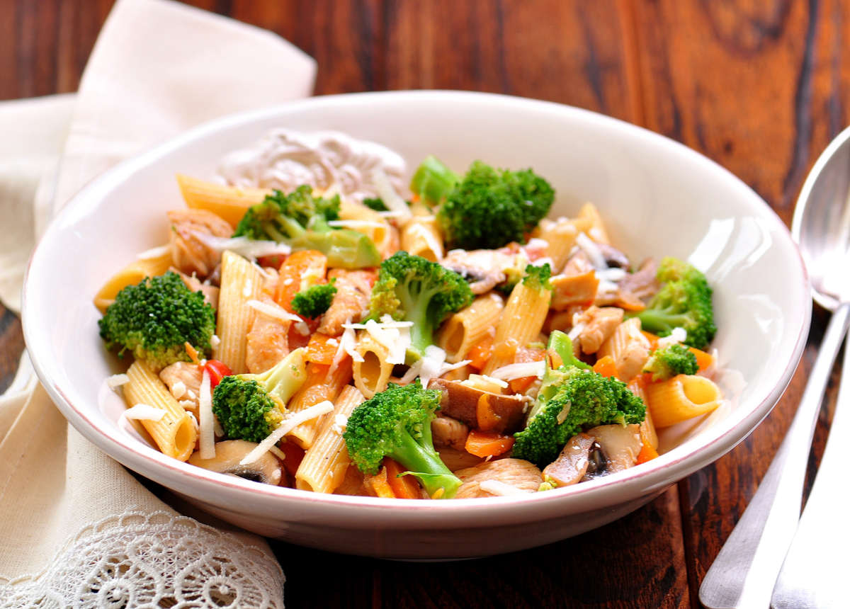 Paste carbonara cu cârnați și broccoli, o rețetă reinterpretată