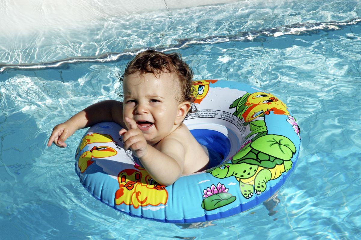 4 sfaturi pentru părinții care merg cu copiii la mare sau la piscină ...