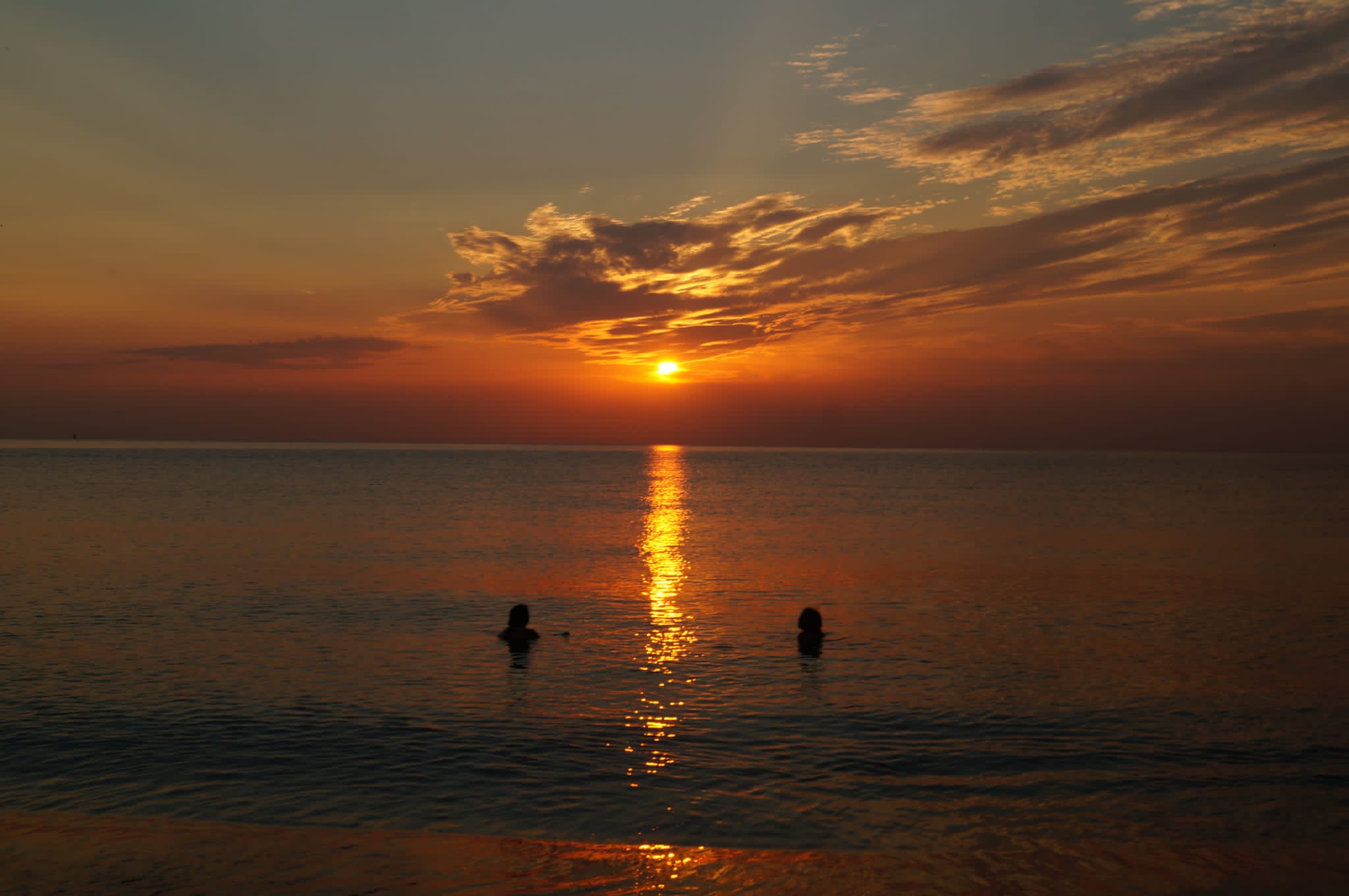 De ce ne face înotul fericiți?