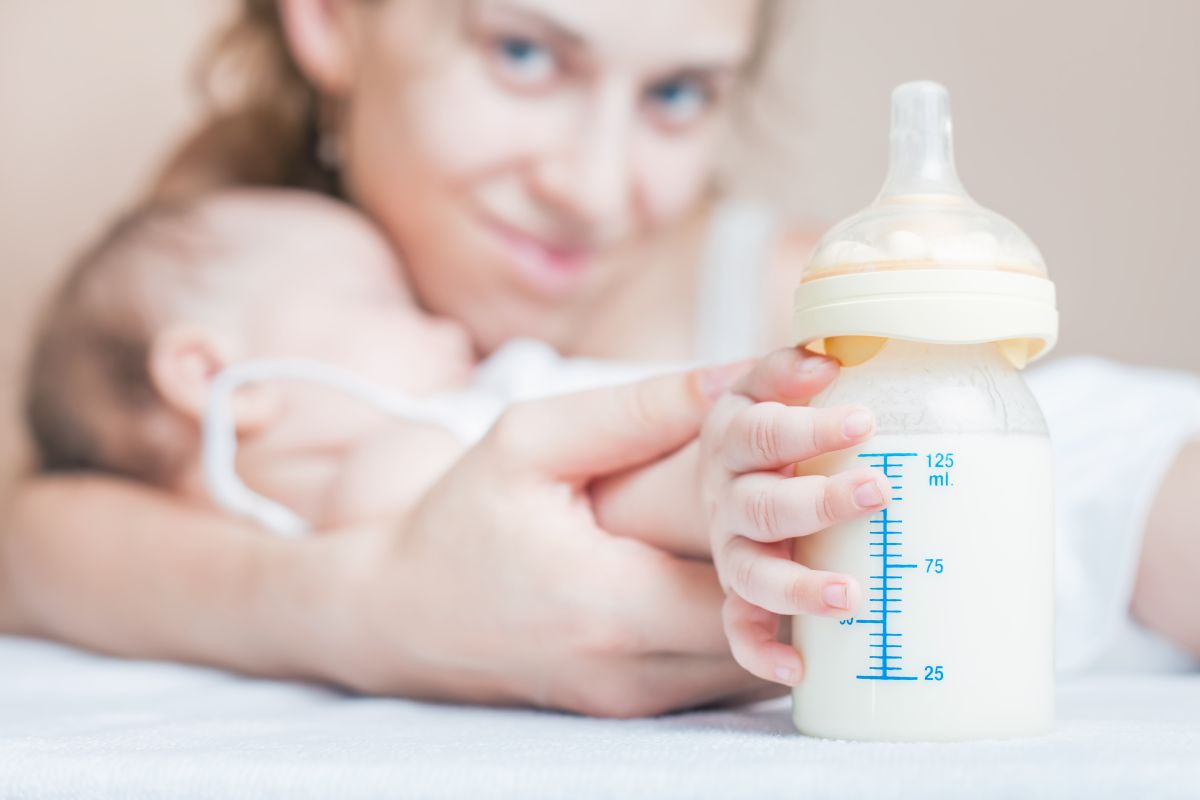 4 motive pentru care româncele nu își alăptează bebelușii. România are ...