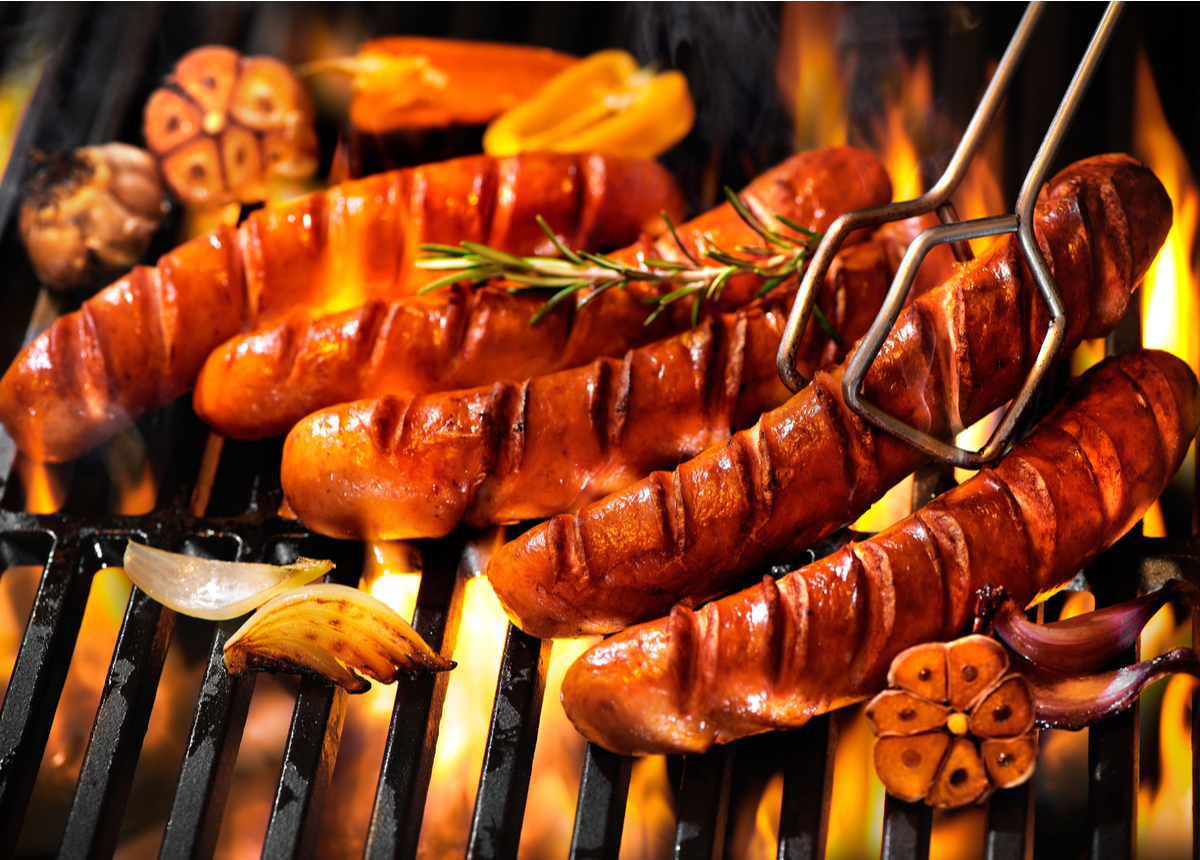 Prânz delicios cu cârnați la grătar și frigărui de legume