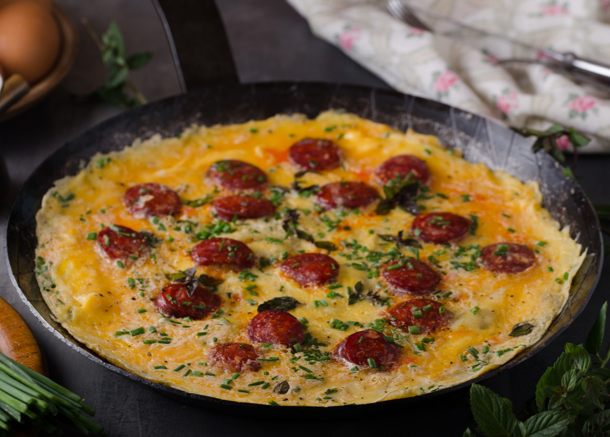 Rețetă de omletă cu cârnați și ierburi italienești