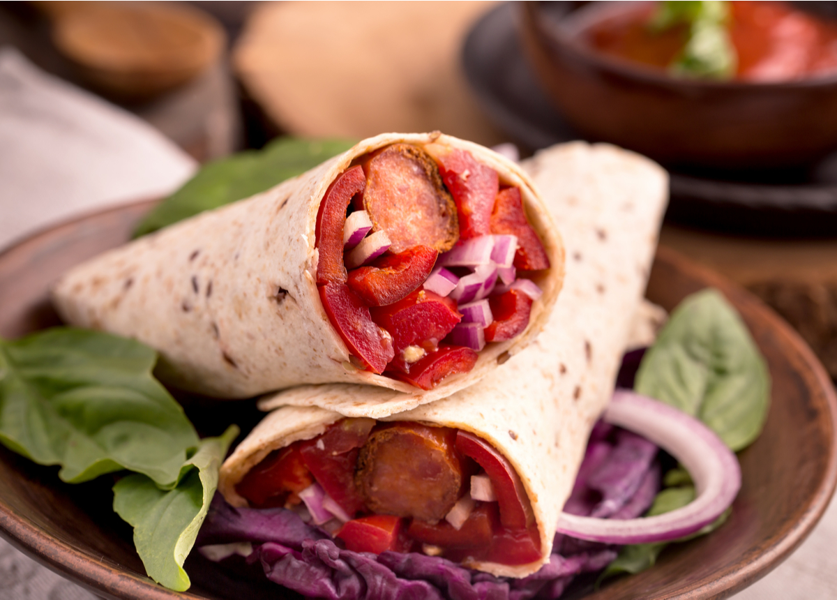 Rețetă de wrap cu ouă și cârnați, o variantă delicioasă la micul dejun